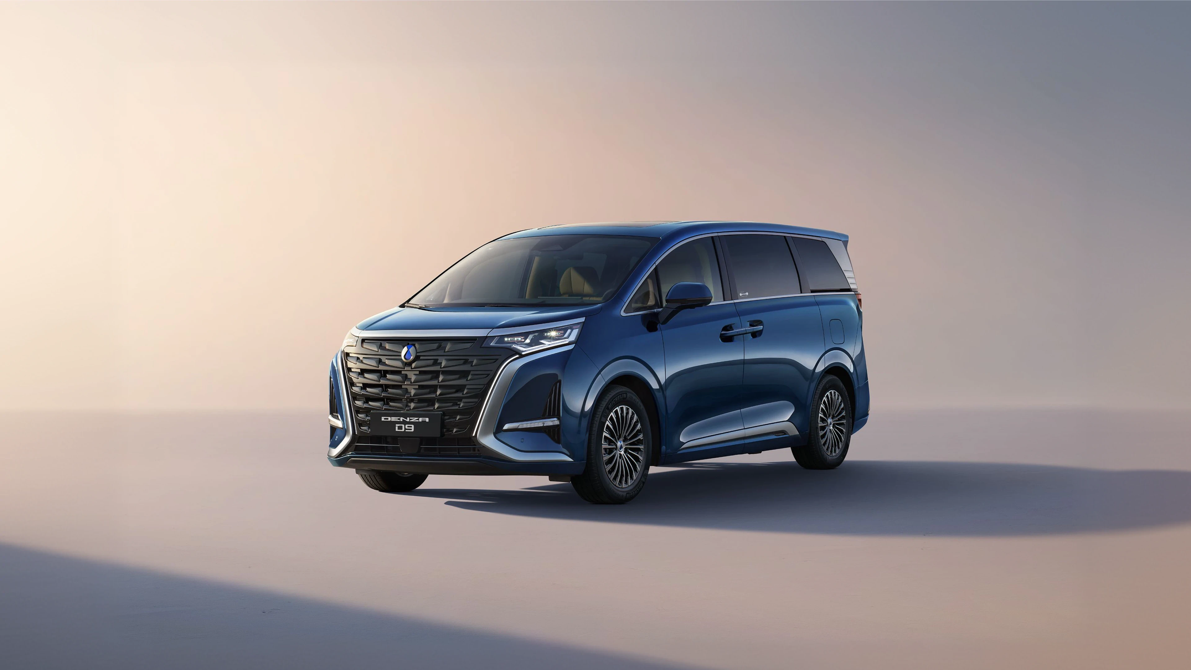 Denza D9: Minivan de lujo inteligente | Denza España