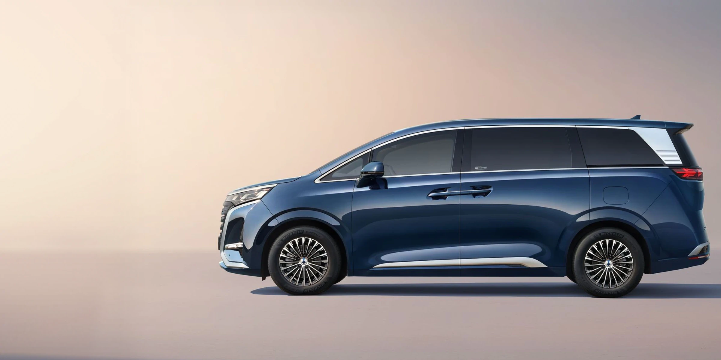 Denza D9: Minivan de lujo inteligente | Denza España